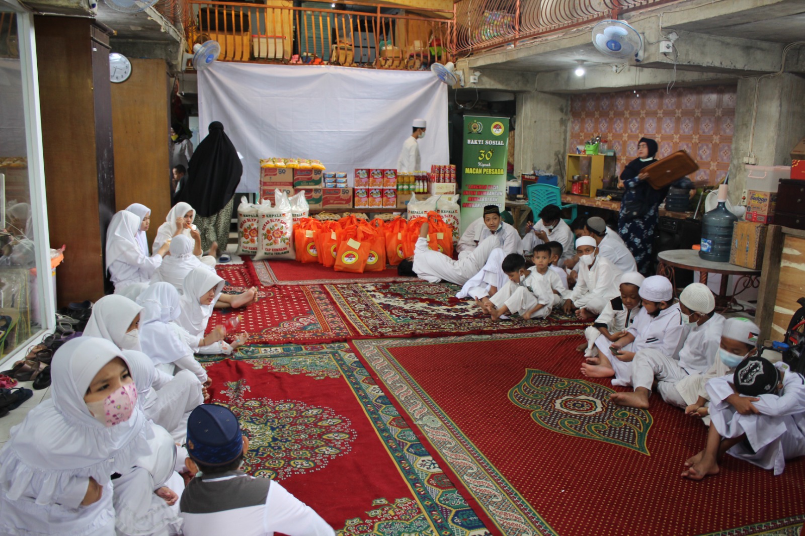Kegiatan bakti sosial dan pemberian santunan kepada anak yatim oleh ...